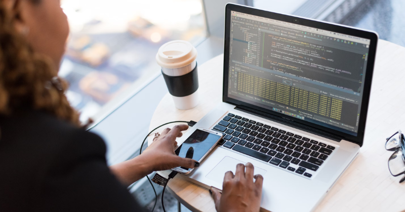 PHPとは？HTML、JavaScriptとの違いやできること、基本ルールを解説！ - WEBCAMP MEDIA